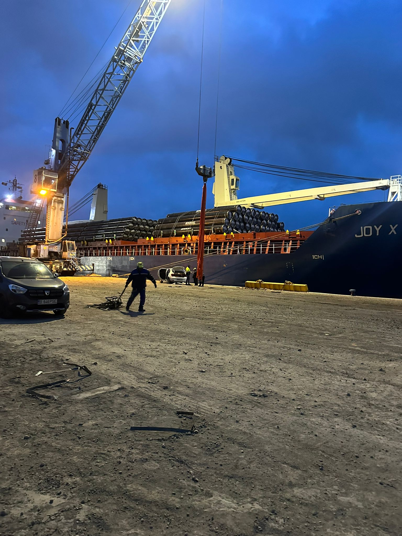 În portul Constanța a început descărcarea celor 8871 metri de țeava ...