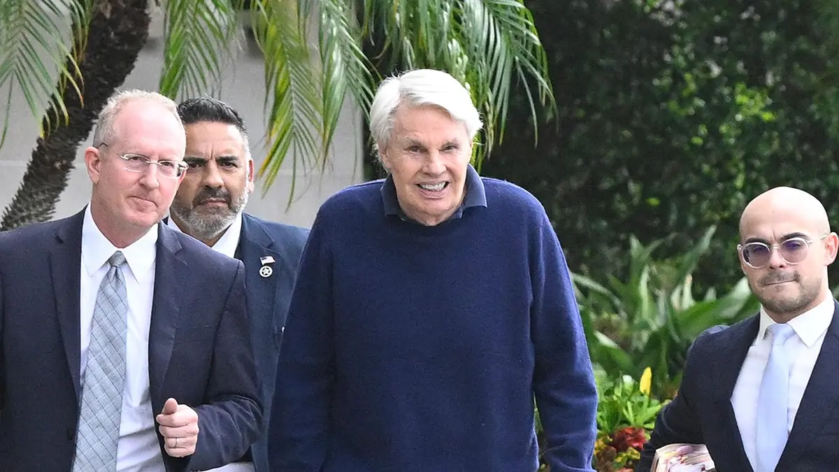 LGBTistul Mike Jeffries, fostul CEO Abercrombie&Fitch, arestat alături ...